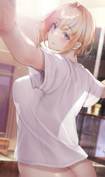 風呂上がりに気になる男子の服を拝借し、リビングでルンルンするホームステイ中のドイツっ娘留学生。～ ゲンツキ さんのイラスト ニコニコ静